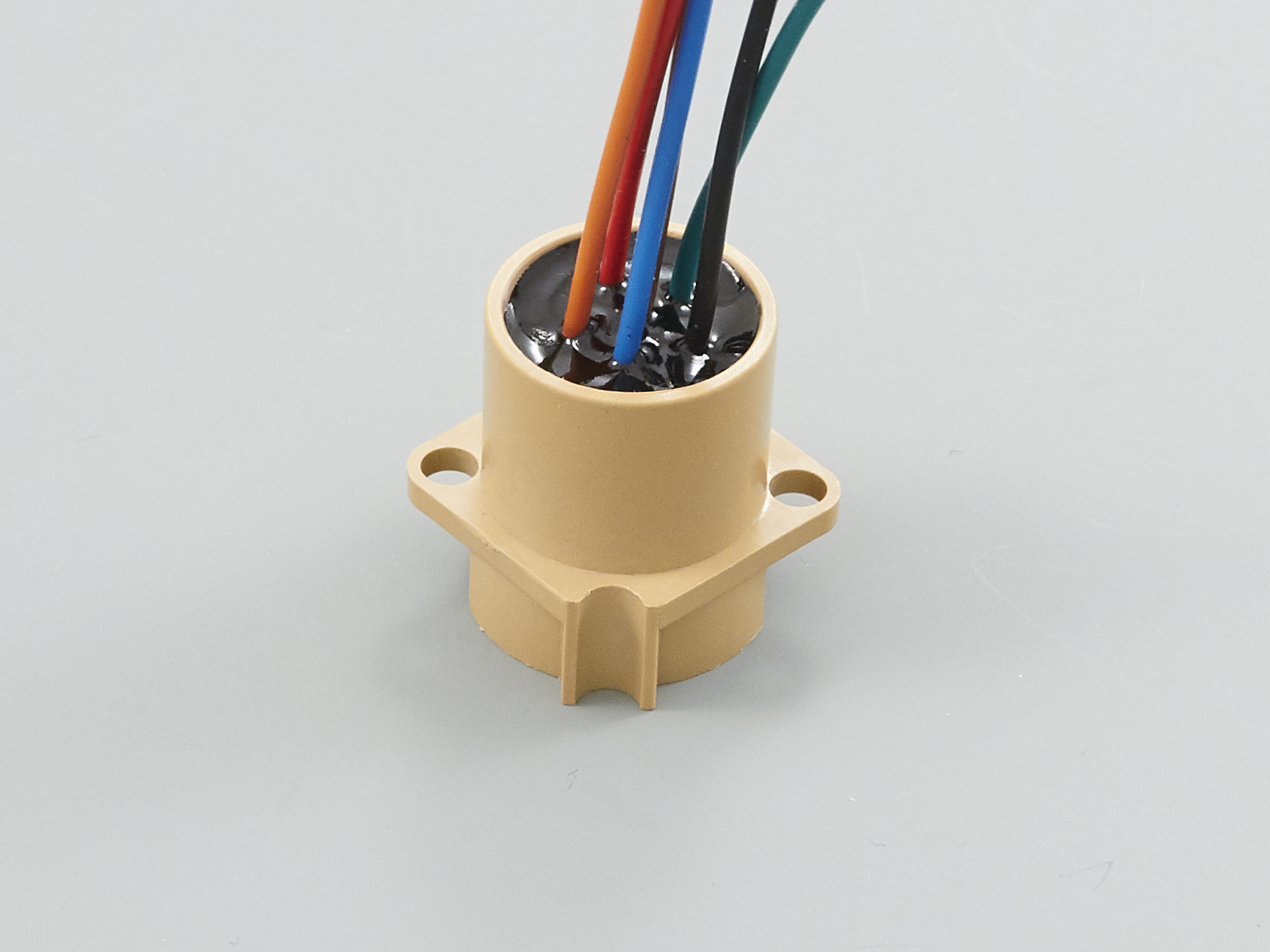 SupplyNet | BB-2590 Female Connector w/wires in color: sand
