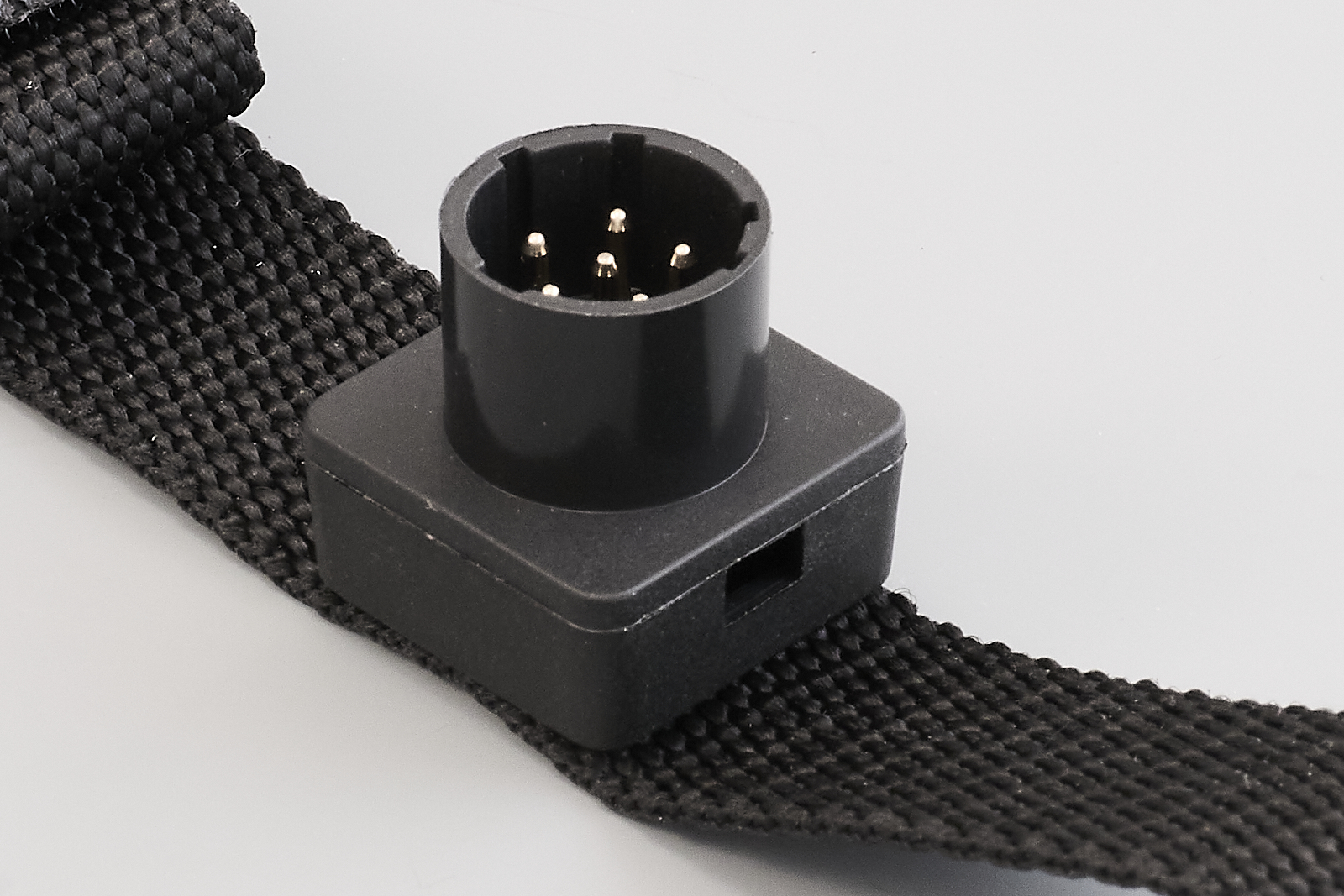 SupplyNet | BB-2590 Plug - Male Connector with Velcro Strap