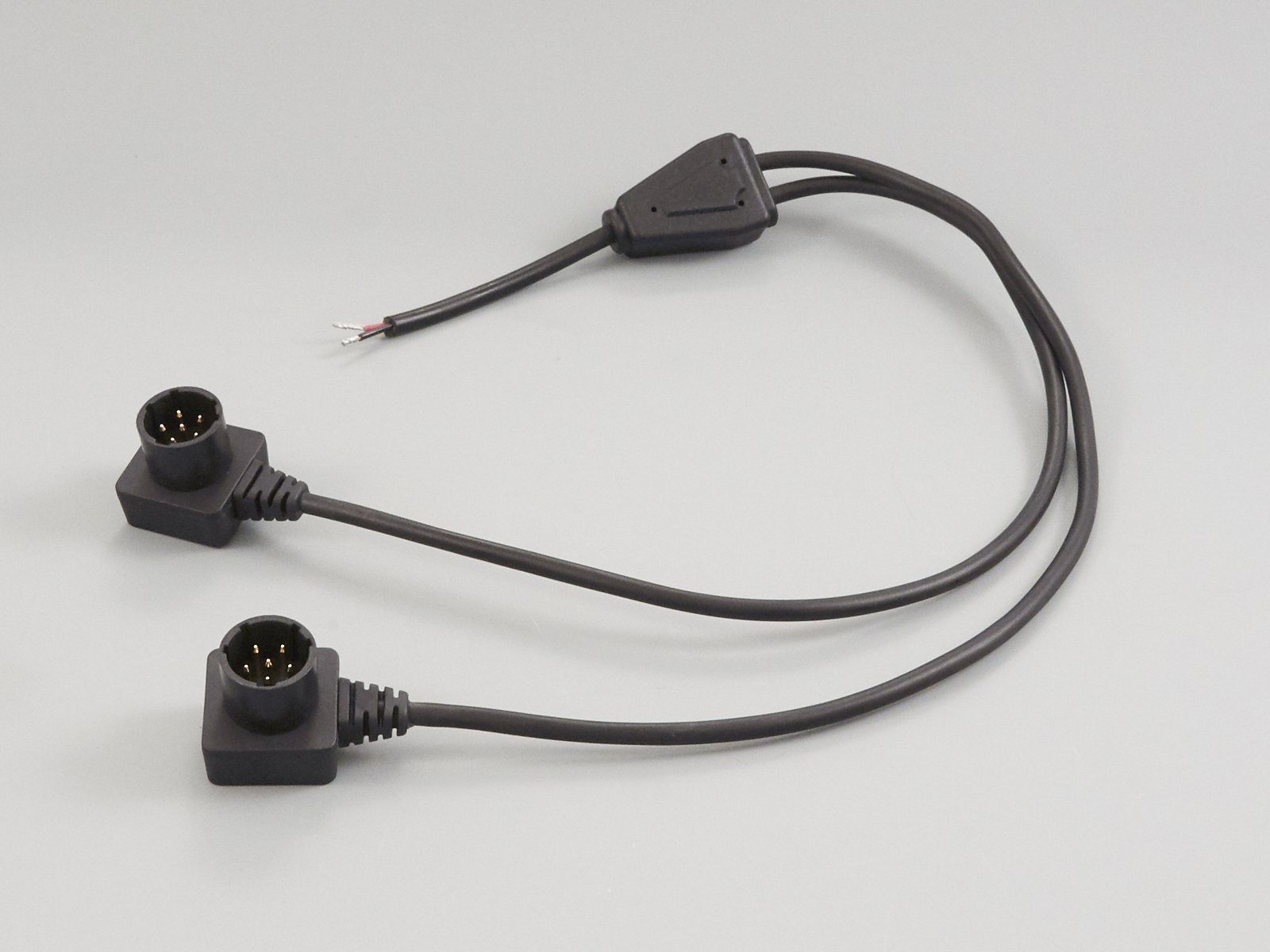SupplyNet | 24V Splitter Pigtail 28"